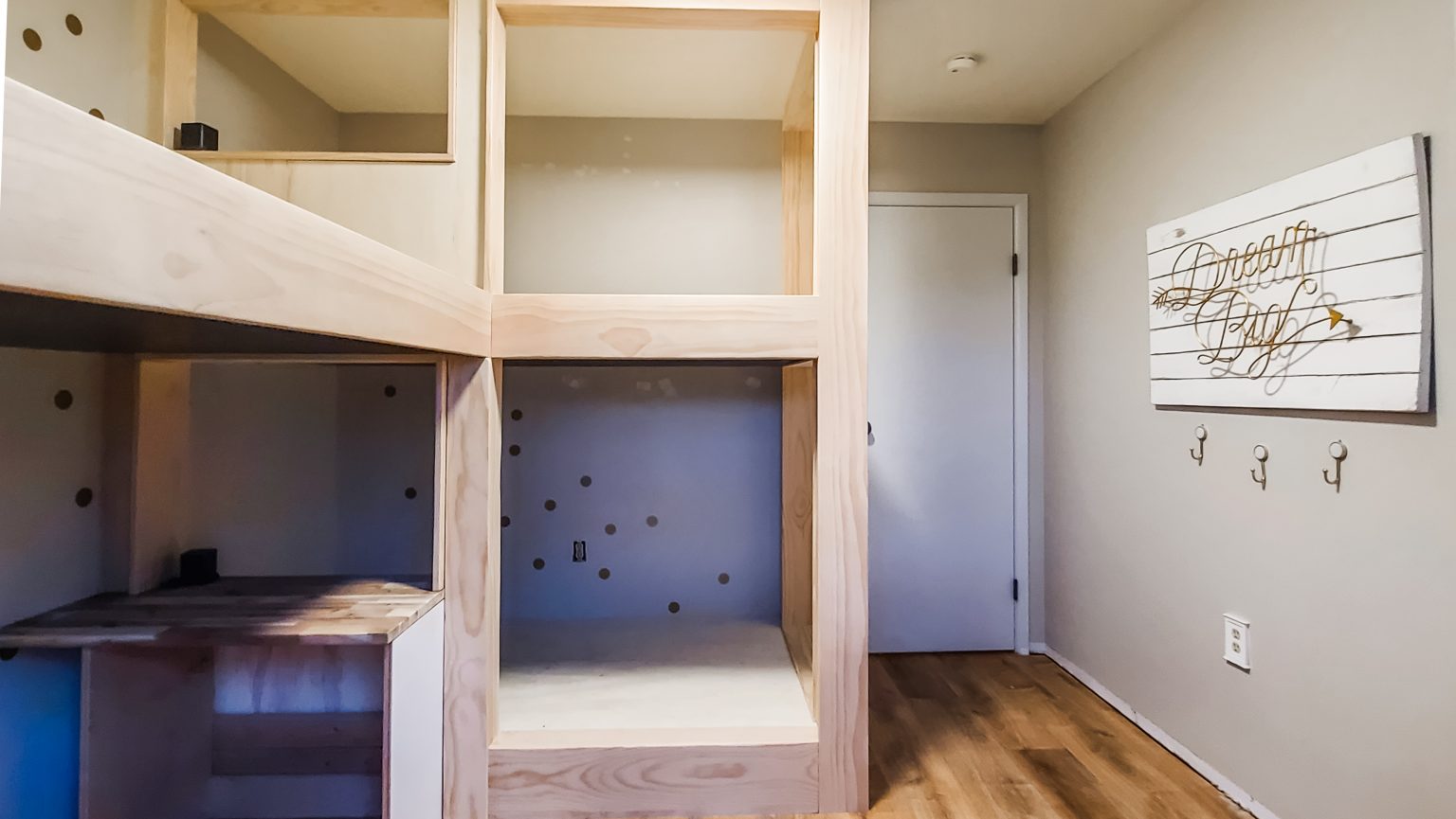 Build a space-saving DIY triple bunk bed with this complete guide - Tidy Mo
